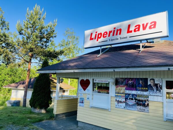 Kesälehdestä: Liperin lava on kesäiltojen kohtaamispaikka